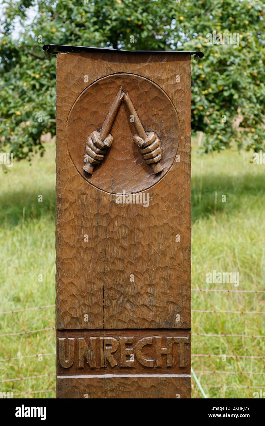 Station trail in Altstreußlingen, wooden motif steles by master ...