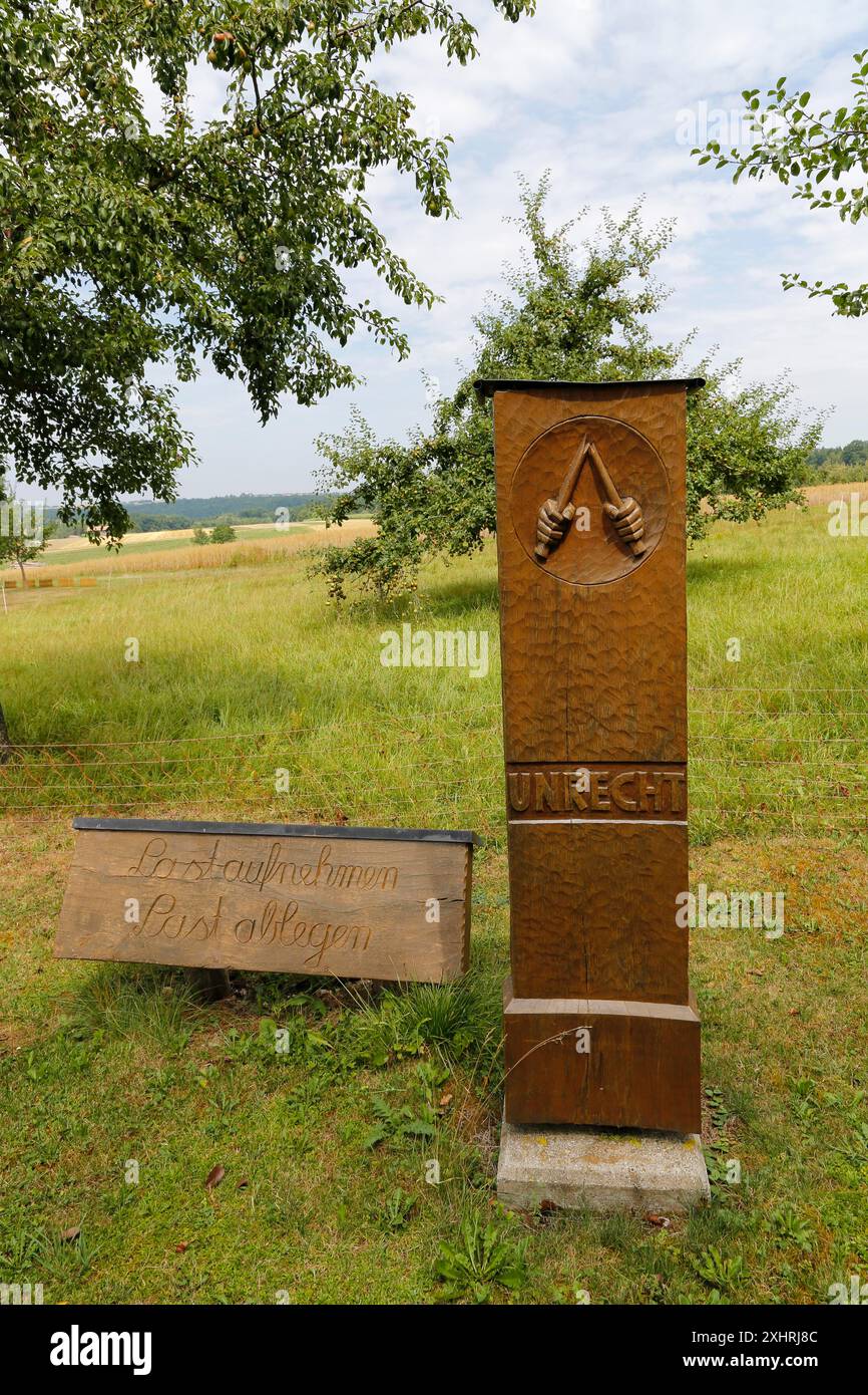 Station trail in Altstreusslingen, wooden motif steles by master ...