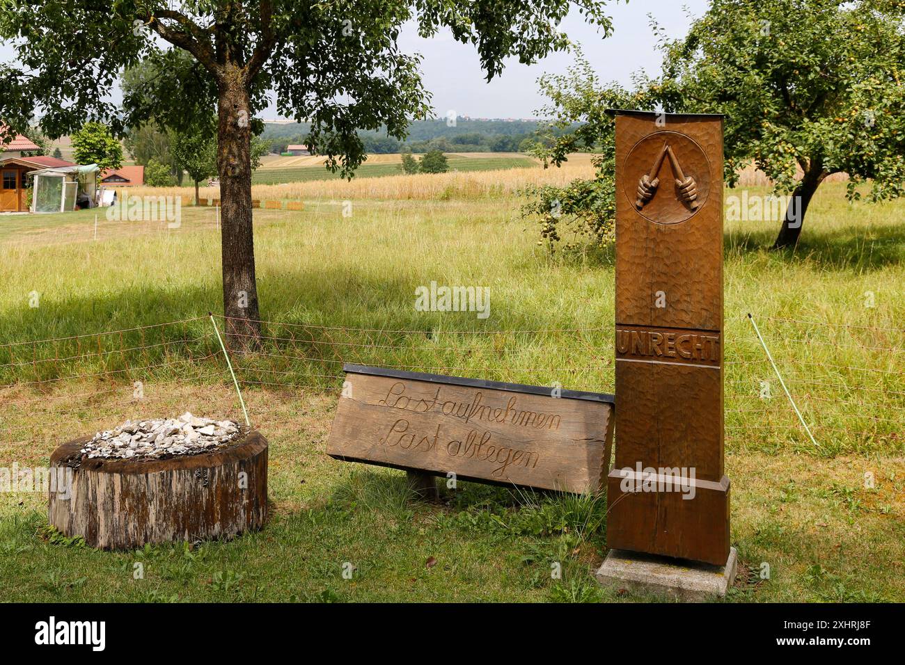 Station trail in Altstreusslingen, wooden motif steles by master ...