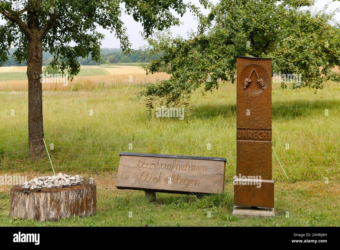 Station trail in Altstreusslingen, wooden motif steles by master ...