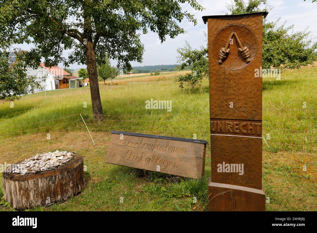 Station trail in Altstreußlingen, wooden motif steles by master ...