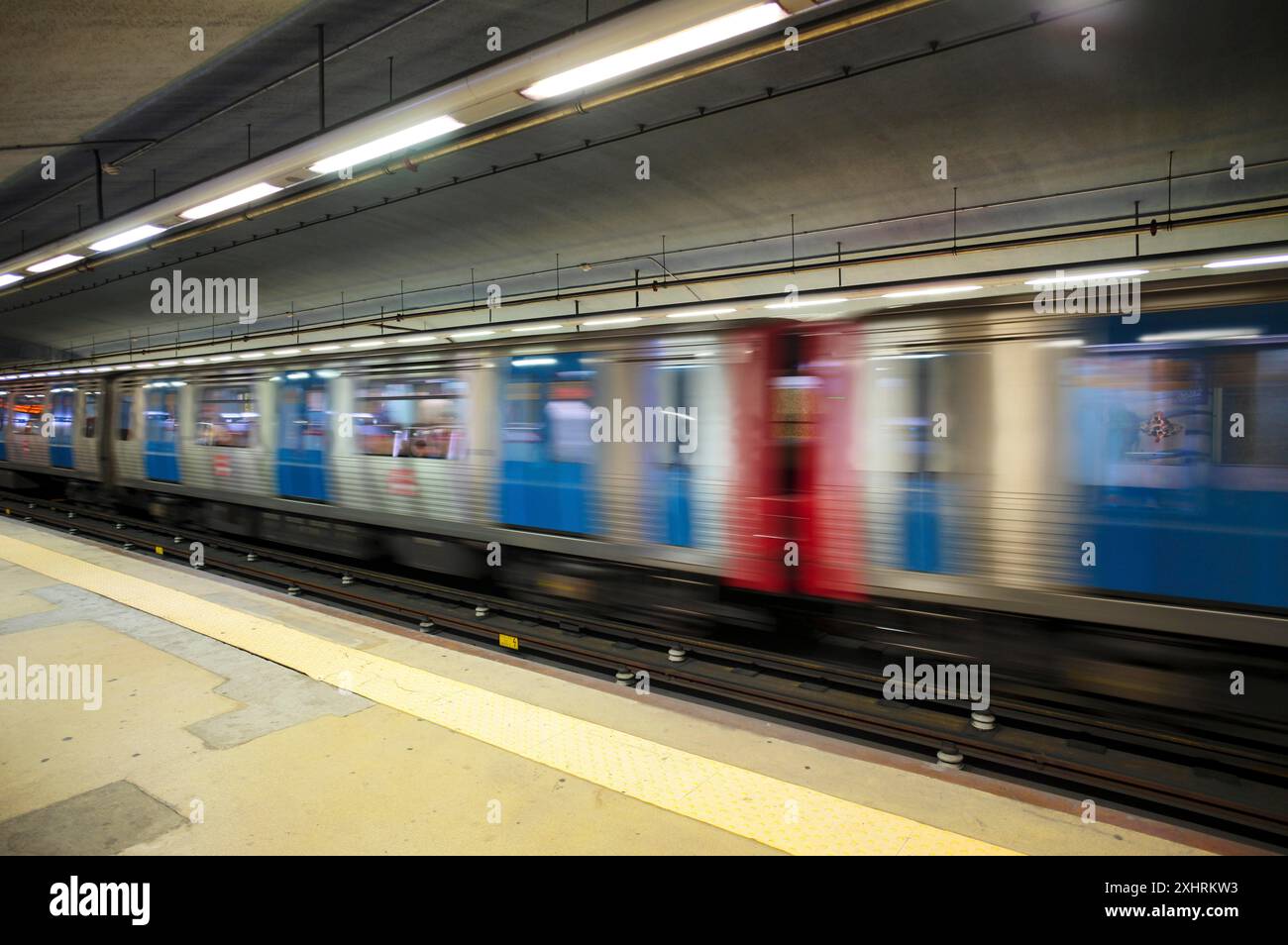 Underground incoming train, motion effect, Metro, Metropolitano de ...