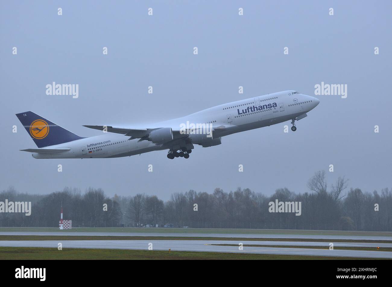 Boeing 747 8 take off hi-res stock photography and images - Alamy