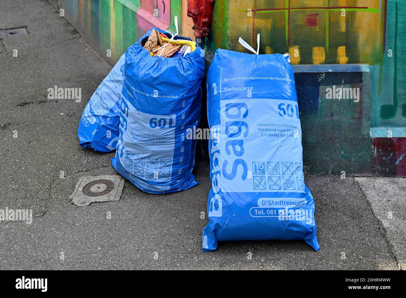 Roadside rubbish hi-res stock photography and images - Alamy