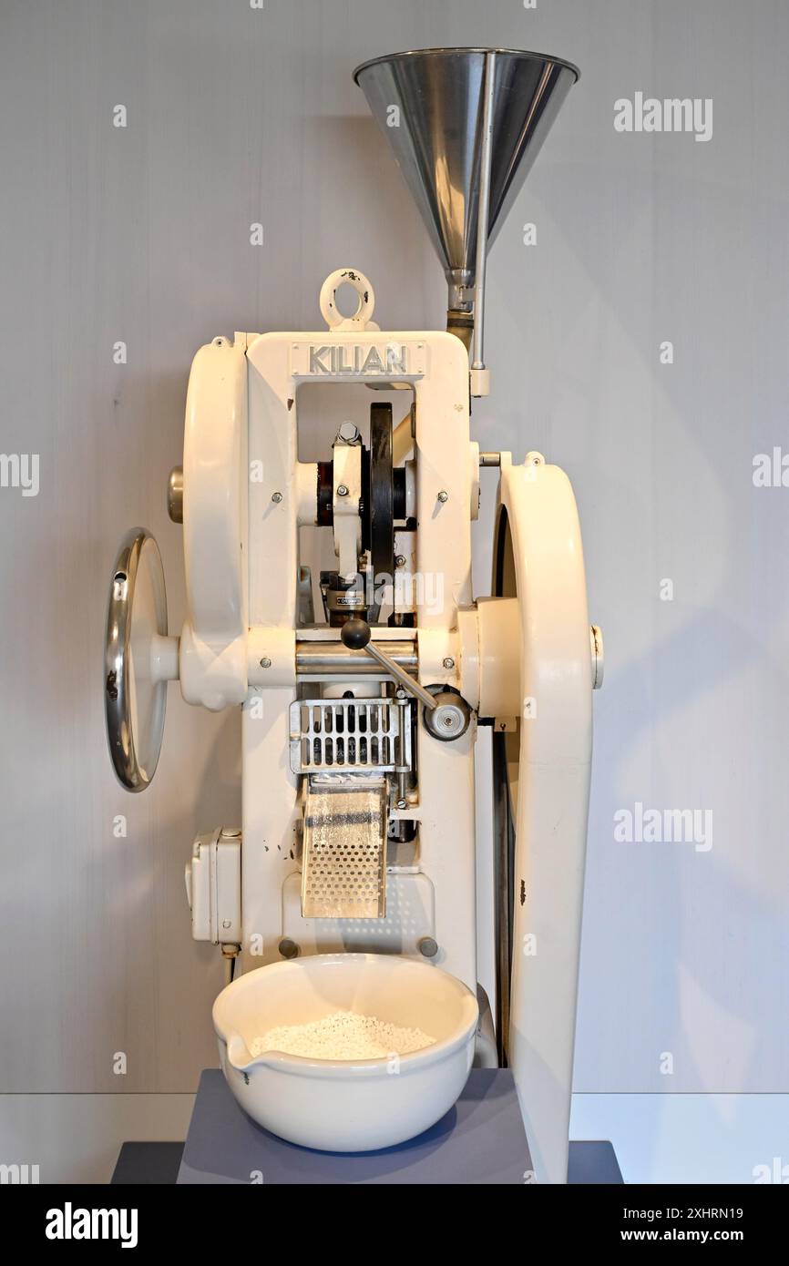 Tablet press hi-res stock photography and images - Alamy