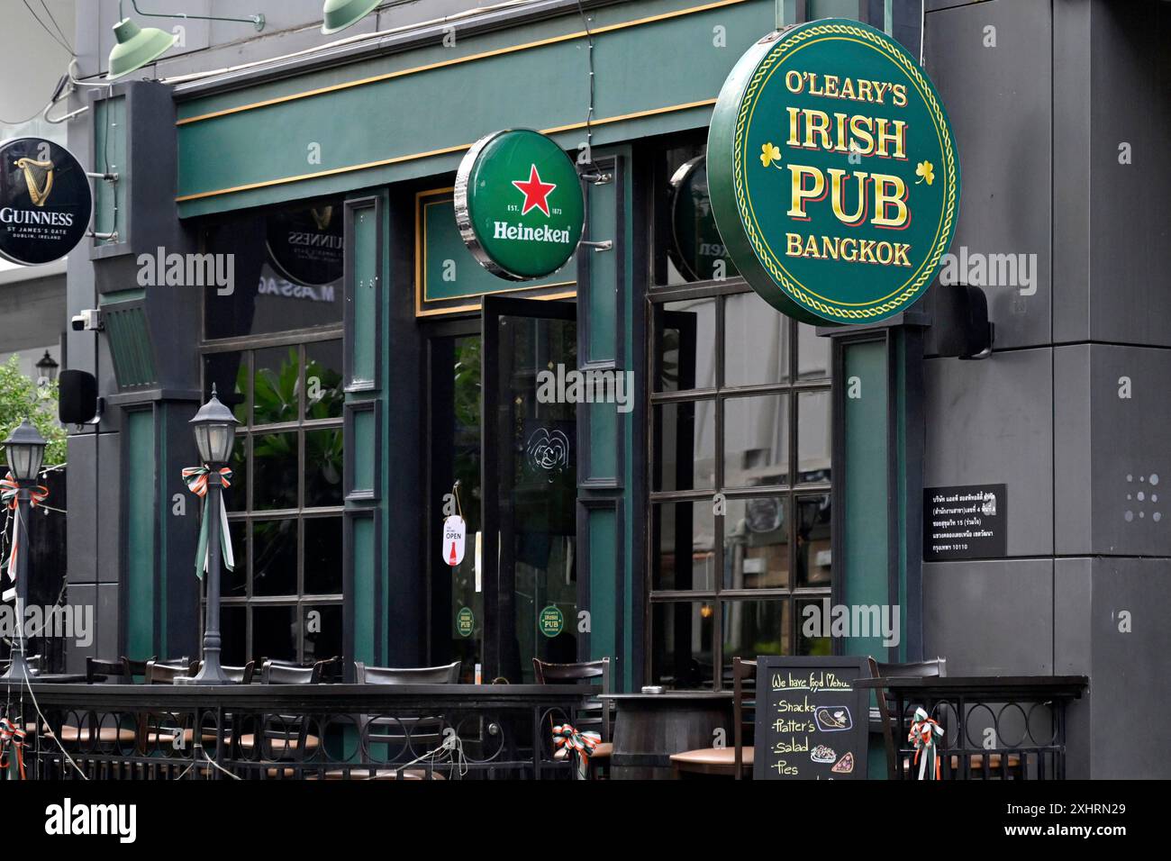 Irish pub entrance hi-res stock photography and images - Alamy