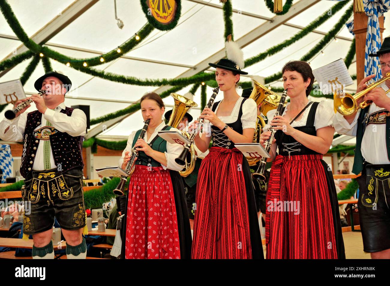 Musicians of a Bavarian brass band in traditional traditional costume ...