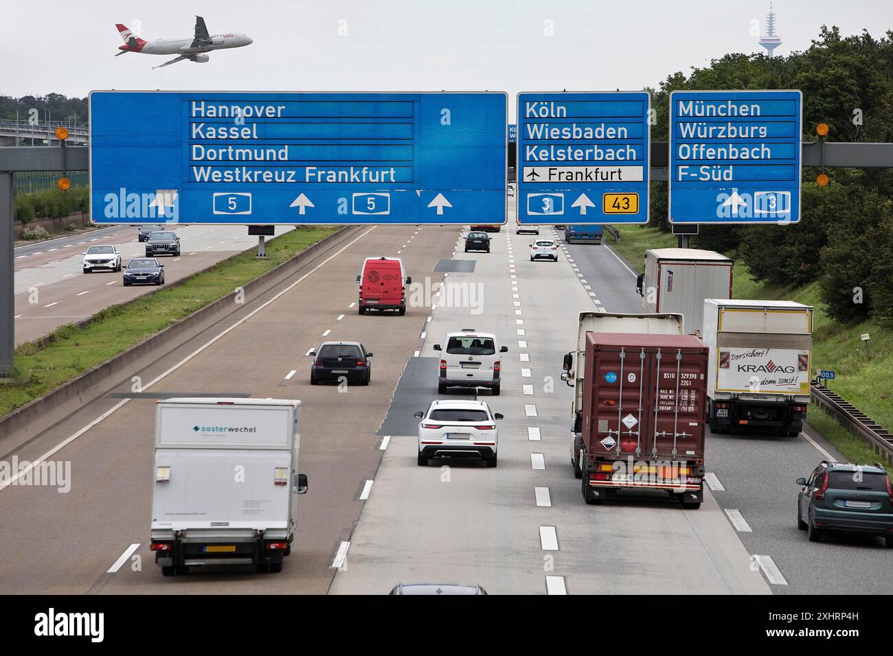 Aircraft from the airport located directly next to the motorway above ...