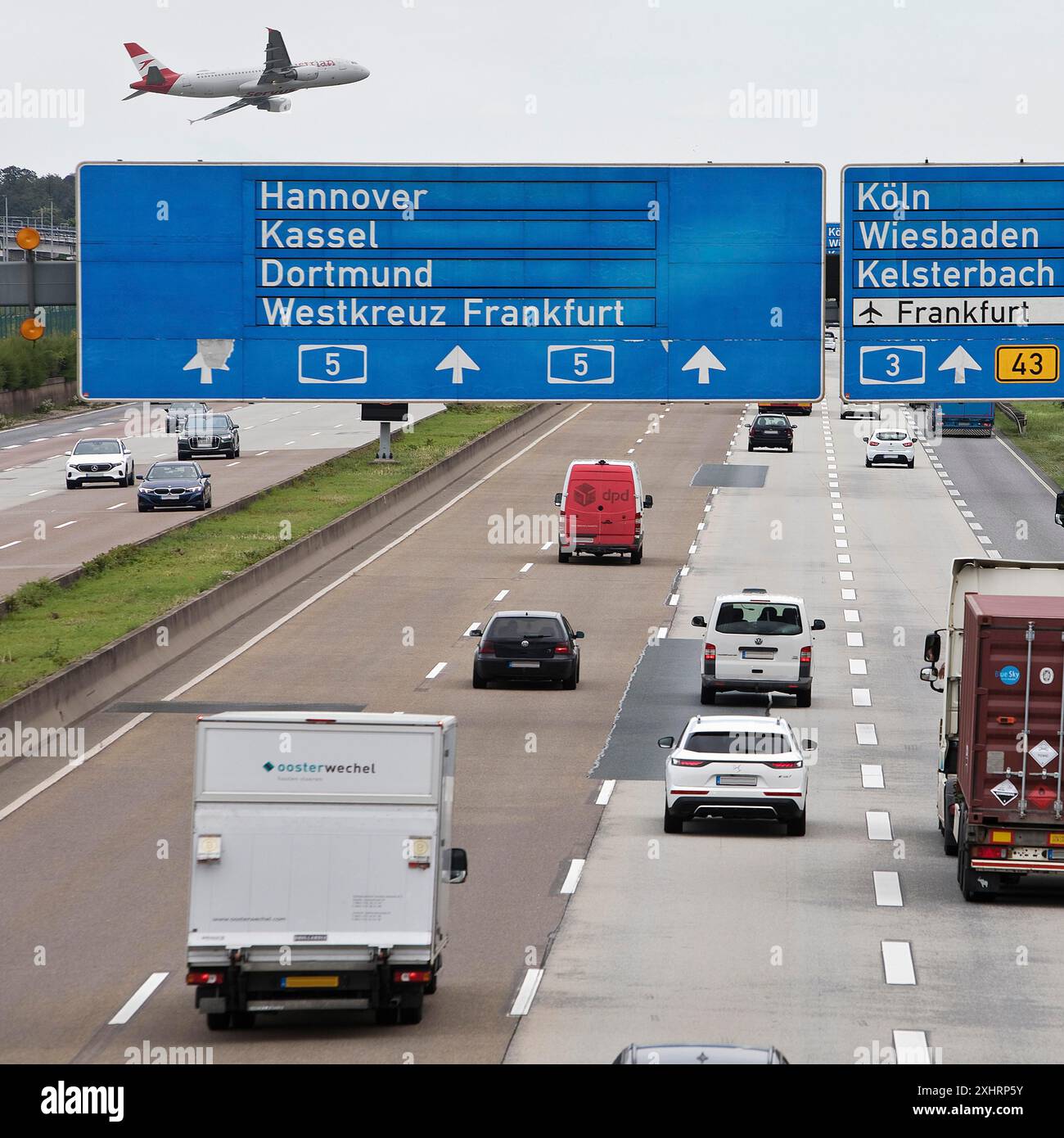 Aircraft from the airport located directly next to the motorway above ...