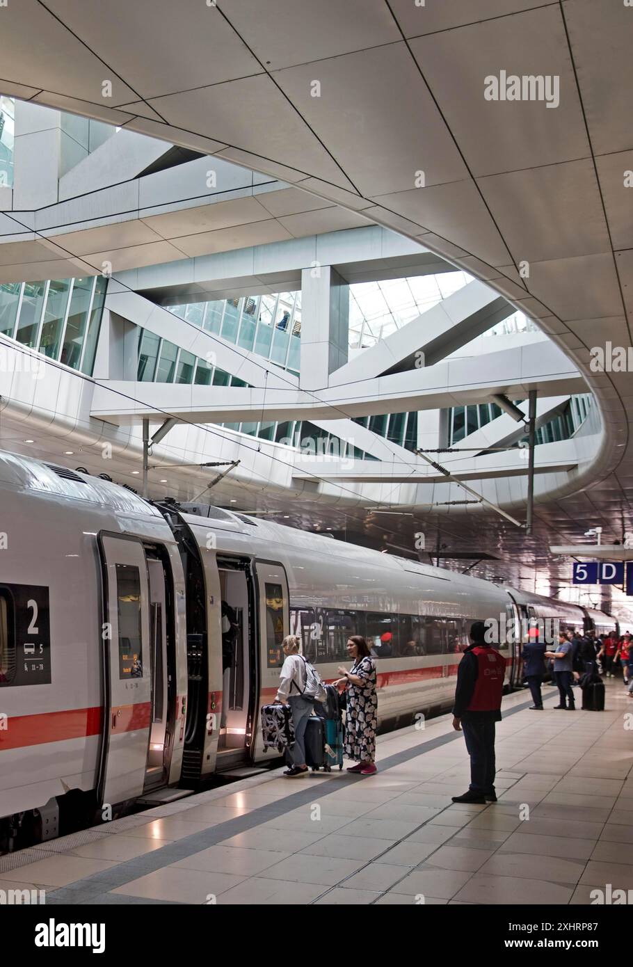 ICE at the centre platform with the large opening to the glass dome ...
