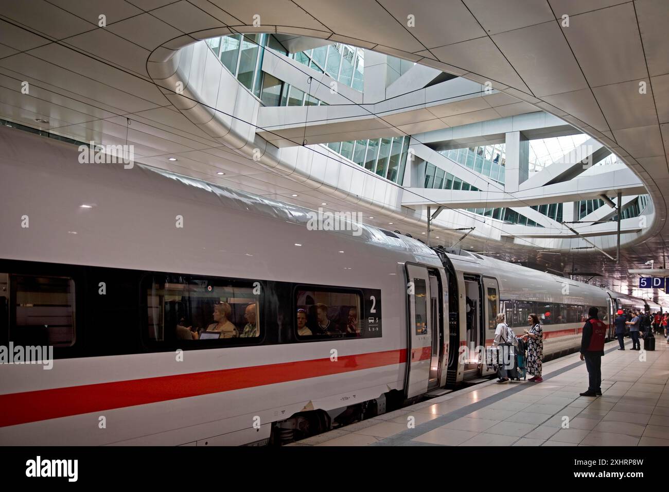 ICE at the centre platform with the large opening to the glass dome ...