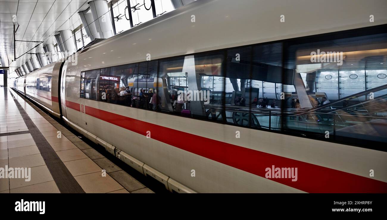Intercity-Express ICE on the platform at the long-distance railway ...