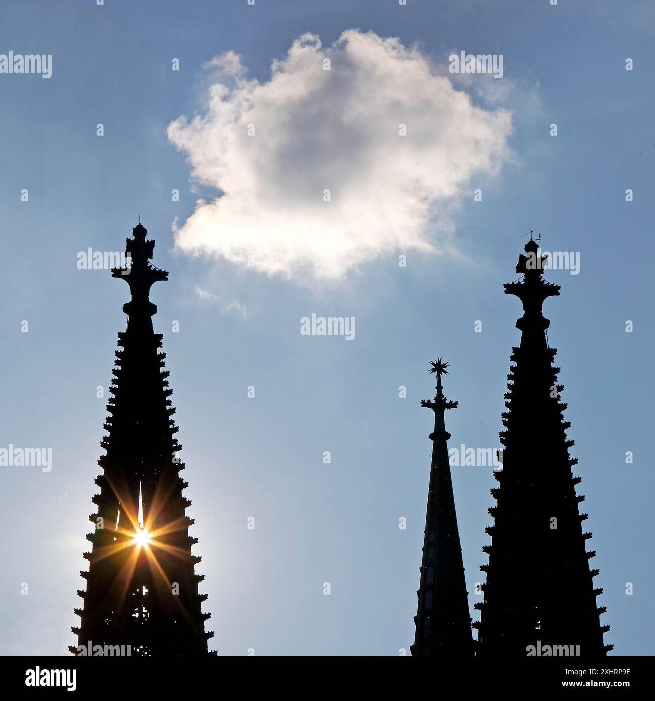 The sun shines through one of the towers of Cologne Cathedral, Cologne ...