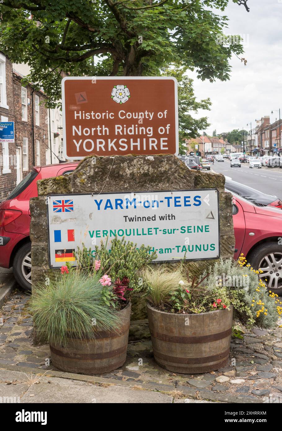 North of england road sign hi-res stock photography and images - Alamy