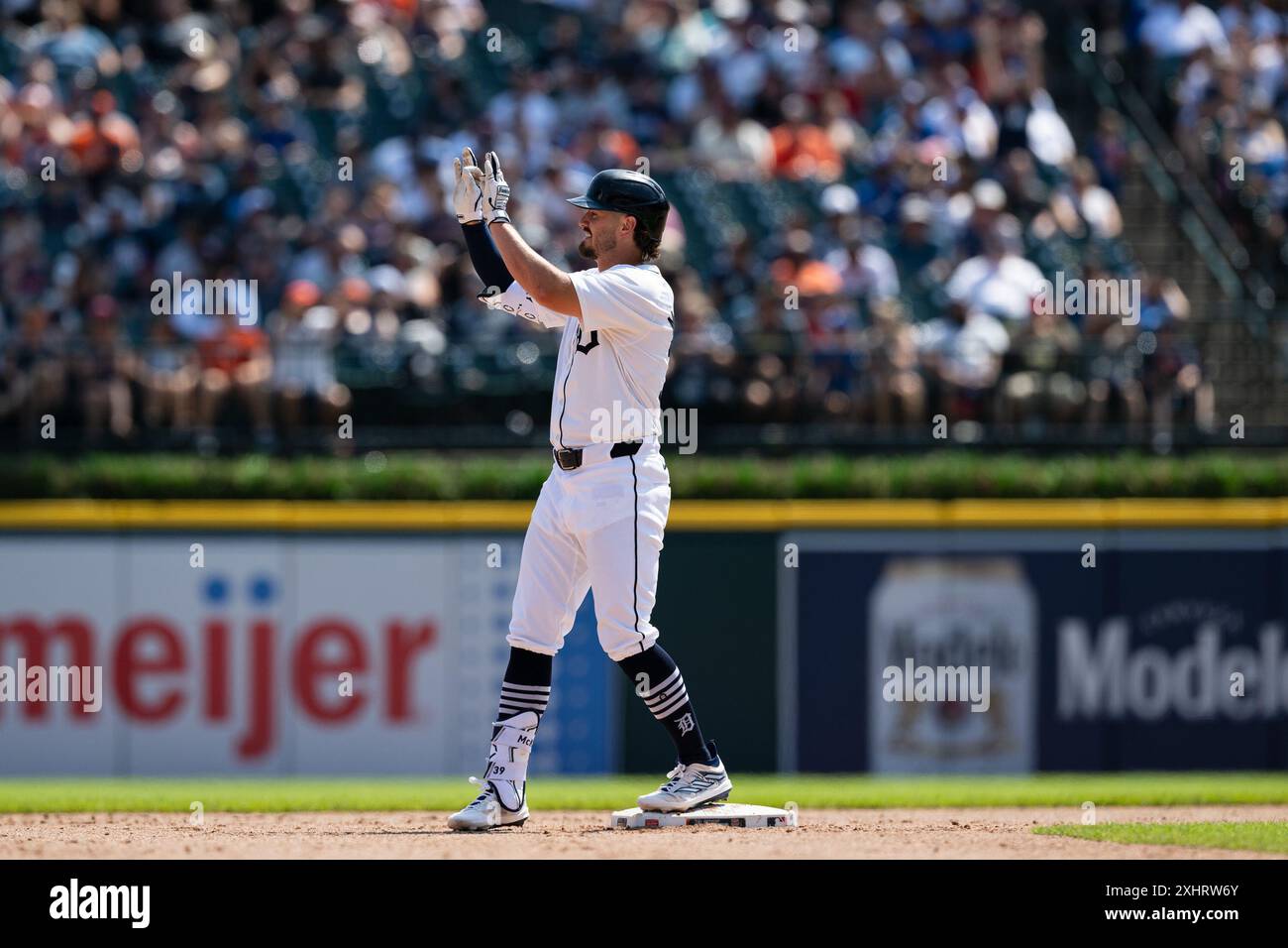 Detroit Tigers shortstop Zach McKinstry (39) doubles during a MLB ...
