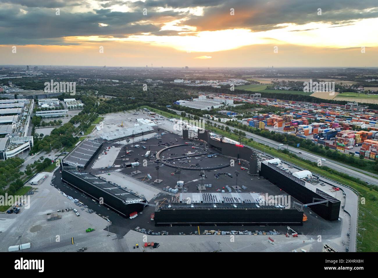 Aufbau einer riesigen Open Air Arena fuer die Europa Konzerte von Adele im August Auf dem ...