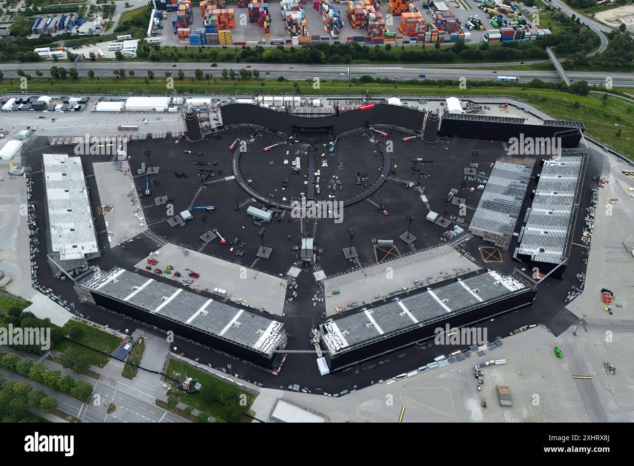 Aufbau einer riesigen Open Air Arena fuer die Europa Konzerte von Adele im August Auf dem ...