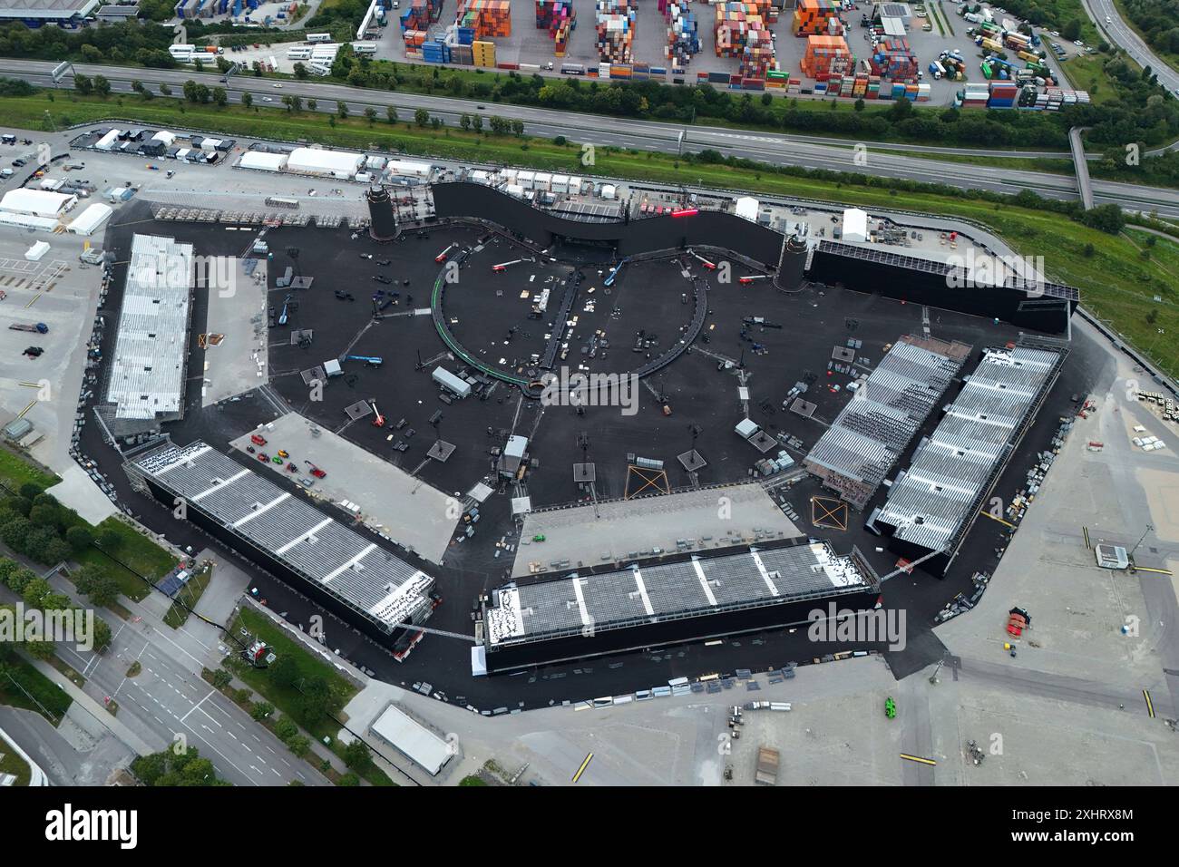 Aufbau einer riesigen Open Air Arena fuer die Europa Konzerte von Adele im August Auf dem ...