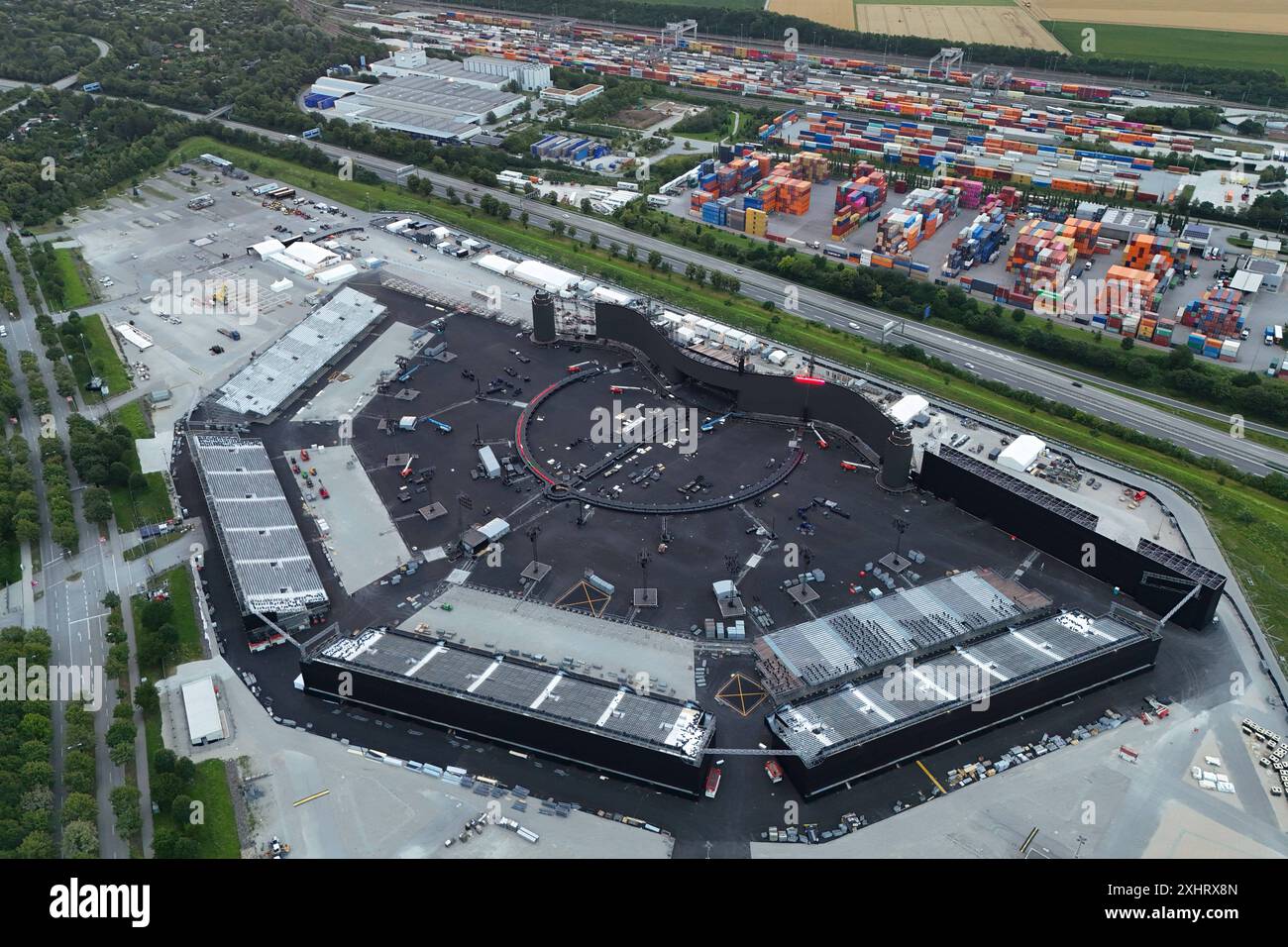 Aufbau einer riesigen Open Air Arena fuer die Europa Konzerte von Adele im August Auf dem ...