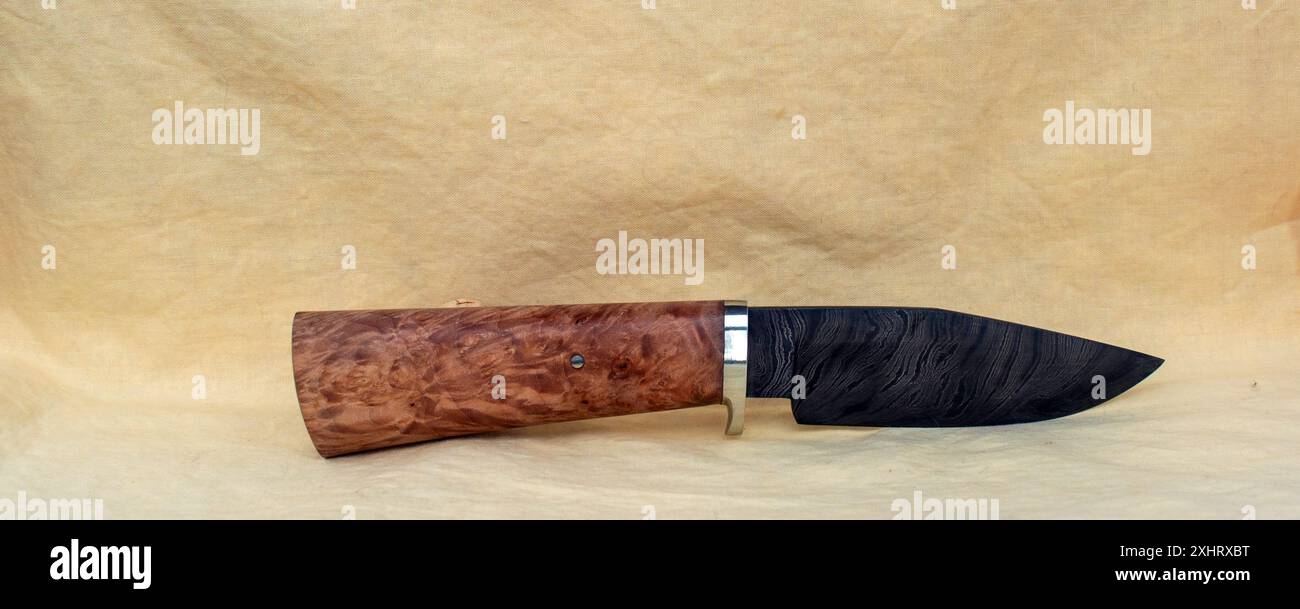 A beautiful fixed blade hand made knife featuring a gorgeous damascus ...