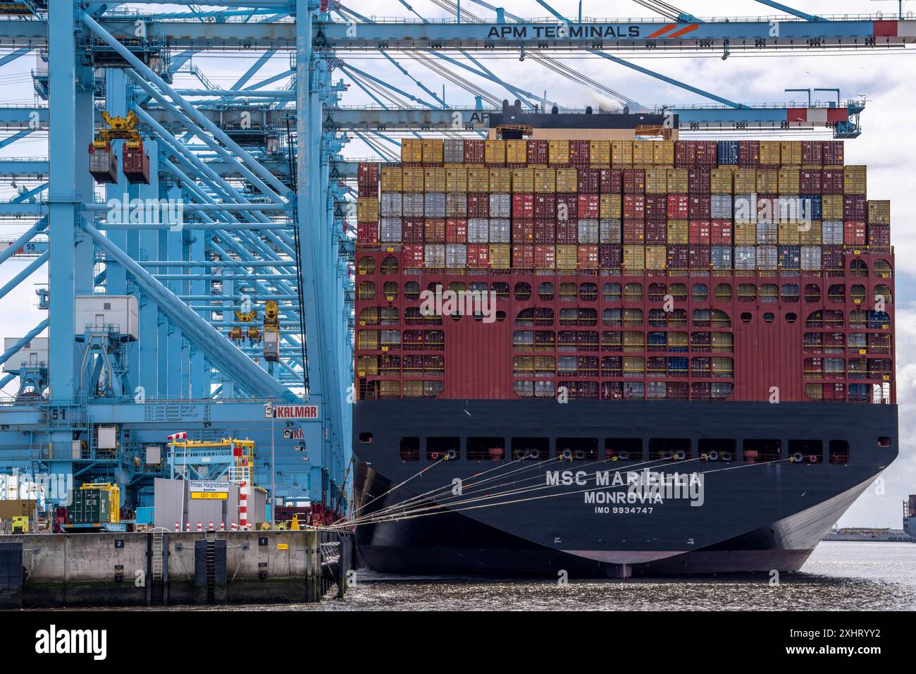 APM Container Terminal, MSC Container Frachter Mariella wird be- und ...