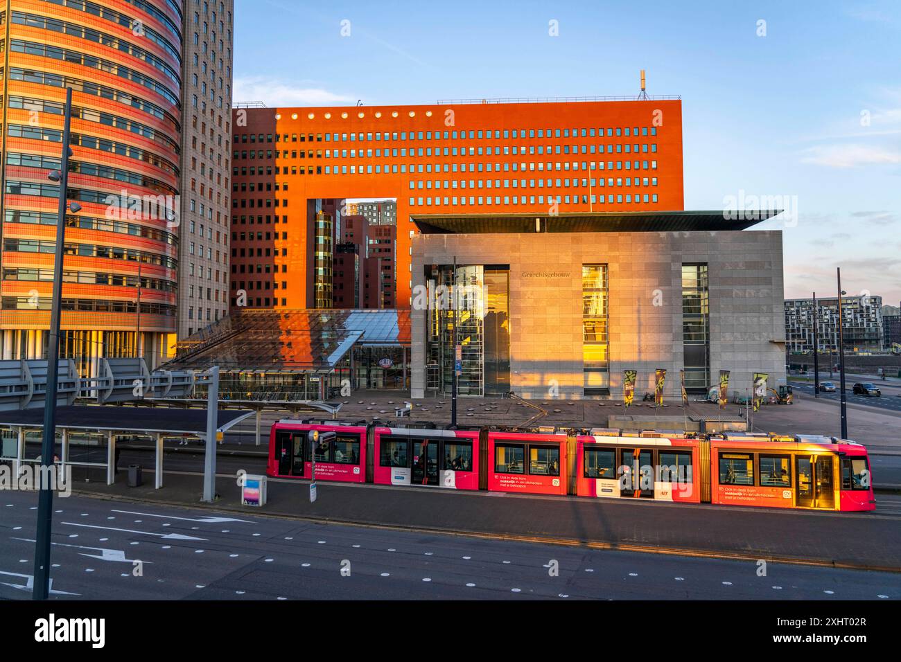 Gerichtsgebäude, rechts, Gebäude der Staatsanwaltschaft, rot, am ...