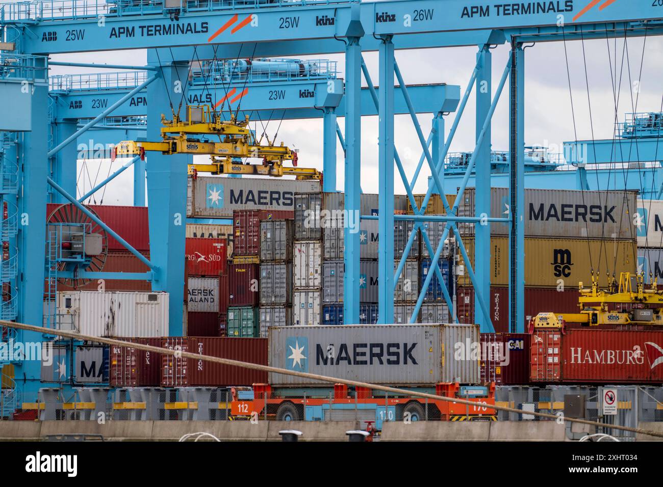 APM Container Terminal, autonom fahrender Containertransort am Kai ...