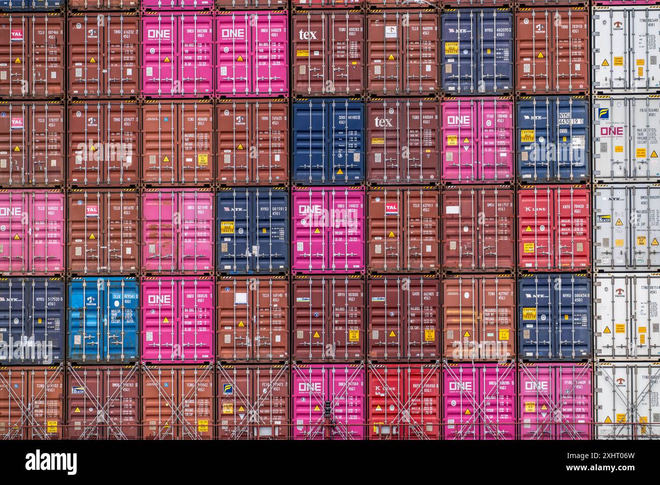 Container, gestapelt auf einem Frachter, Seehafen von Rotterdam ...