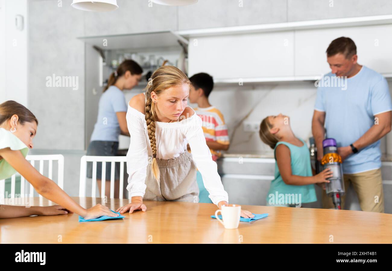 Wiping tables hi-res stock photography and images - Alamy