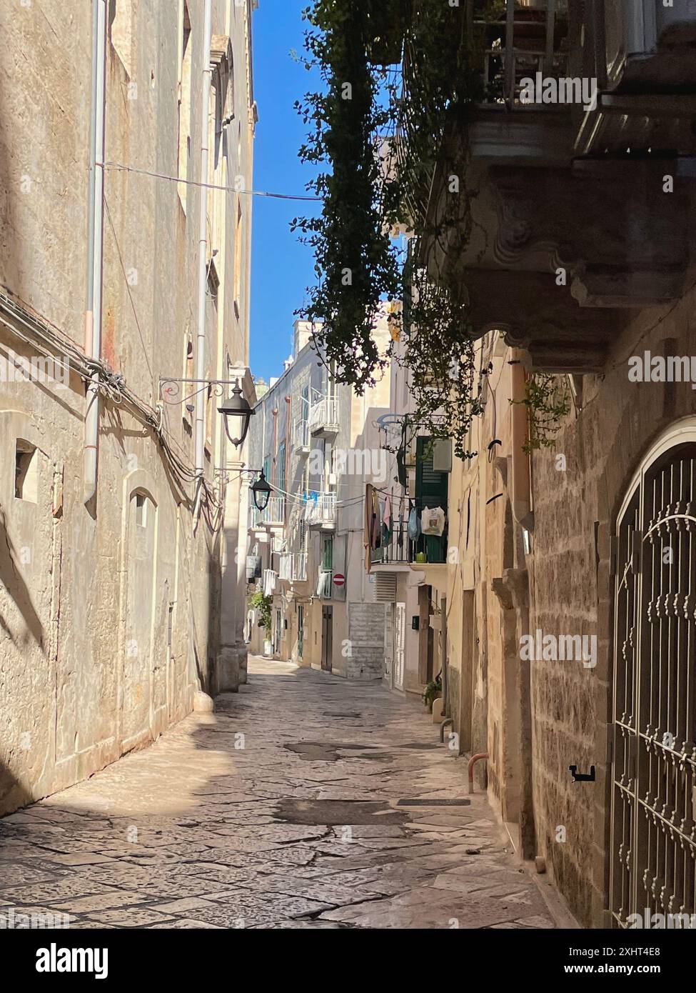 Alleyway monopoli puglia italy hi-res stock photography and images - Alamy