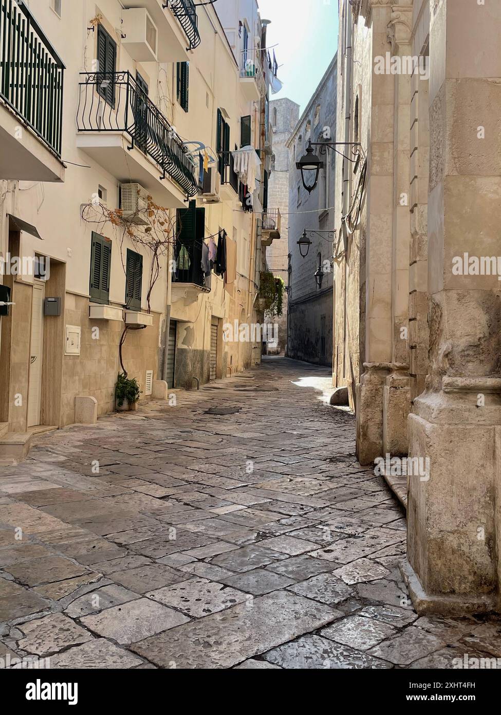 Alleyway monopoli puglia italy hi-res stock photography and images - Alamy