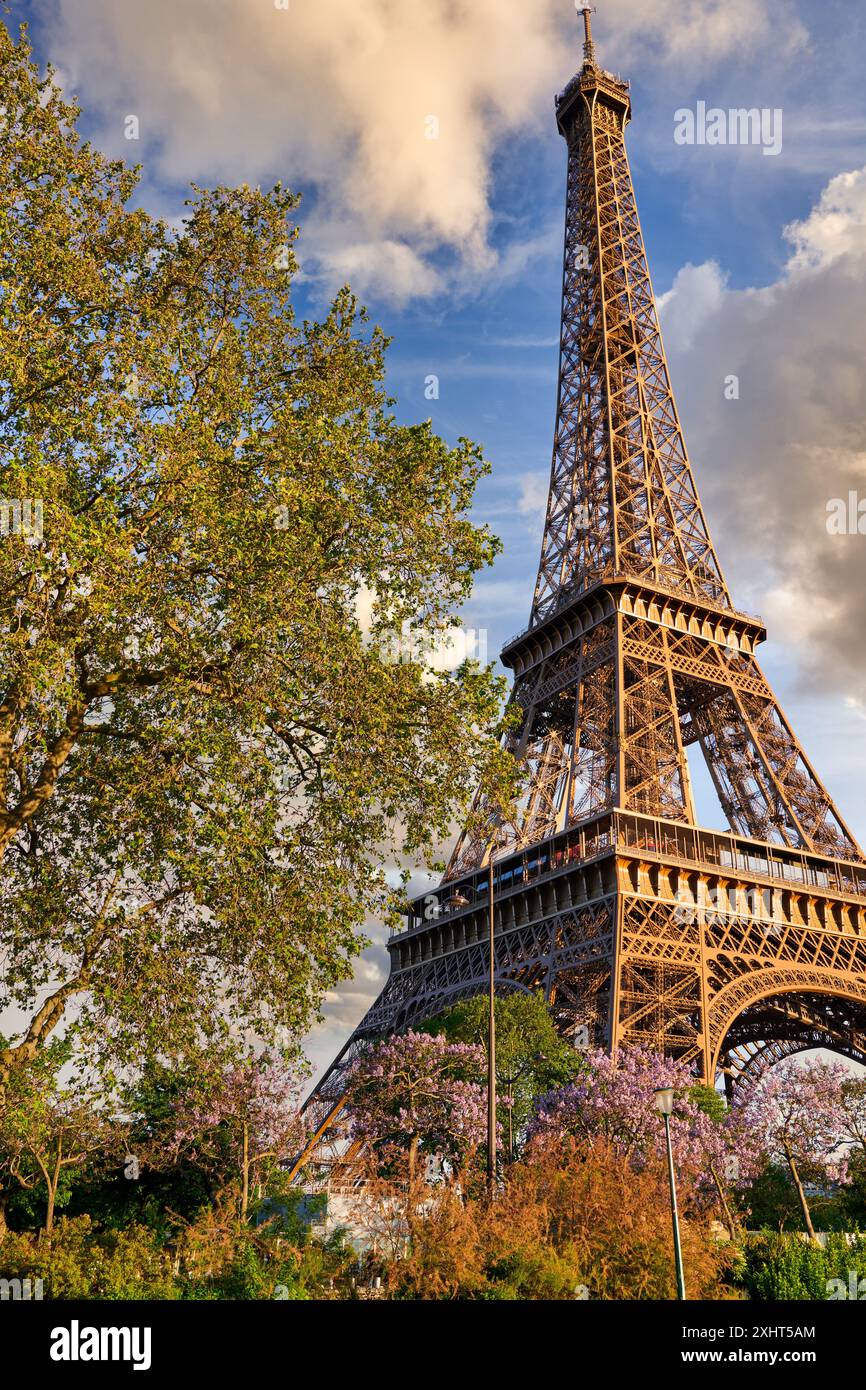Eiffel tower paris *** hi-res stock photography and images - Alamy