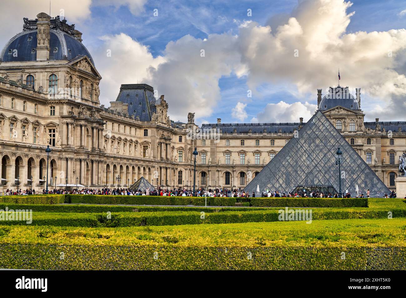 Jardin du Carrousel, Pyramide du Louvre, Louvre Museum, Paris, France ...