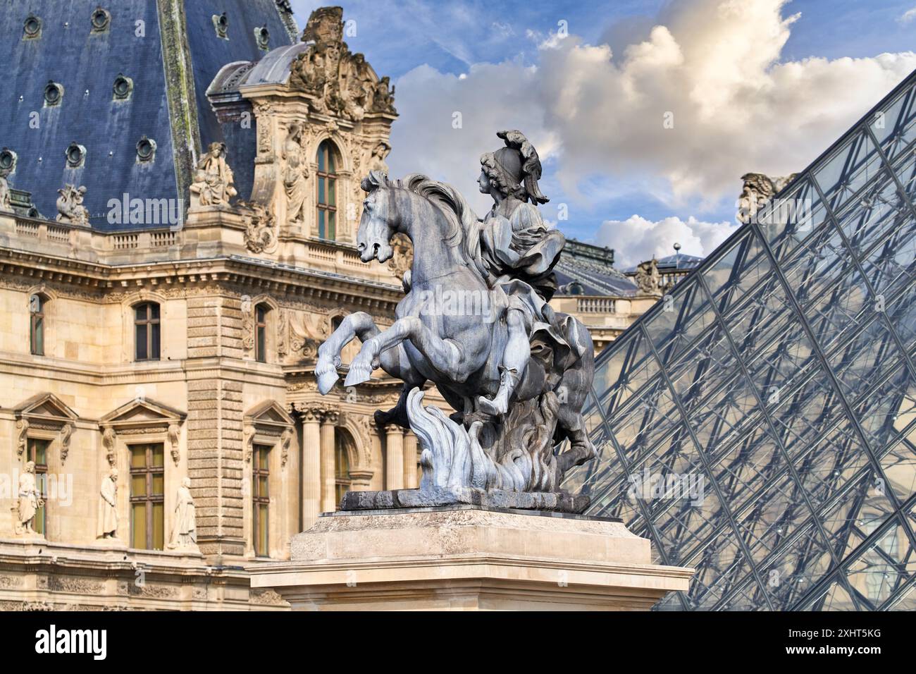 Louis XIV Statue, Pyramide du Louvre, Louvre Museum, Paris, France ...