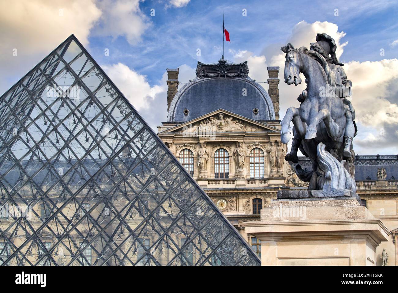 Louis XIV Statue, Pyramide du Louvre, Louvre Museum, Paris, France ...