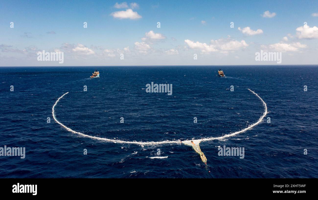 'The Ocean Cleanup' NGO clearing plastic waste from the Great Pacific ...