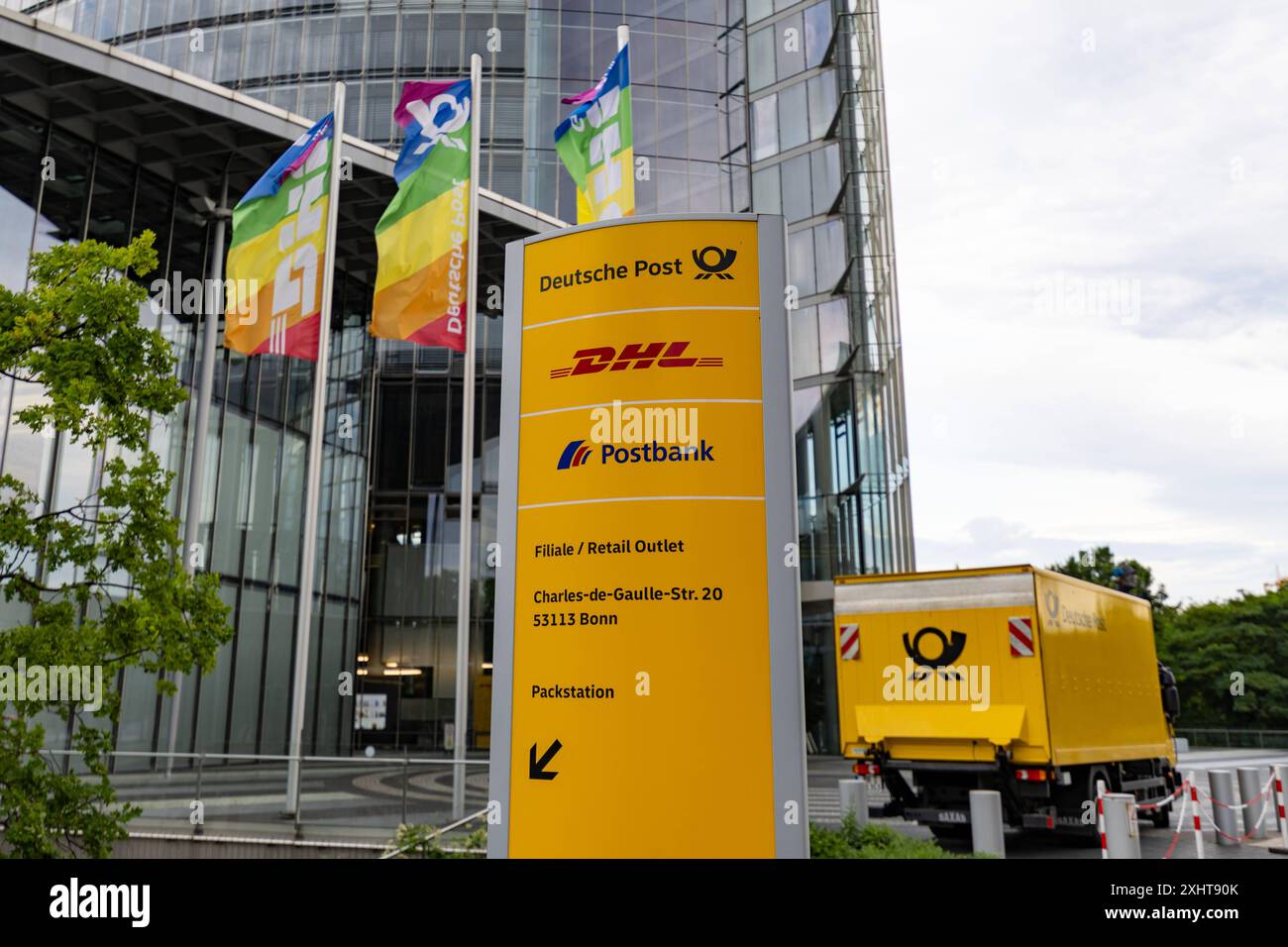 Konzernzentrale der Deutsche Post AG - DHL Group in Bonn Hauptsitz der ...