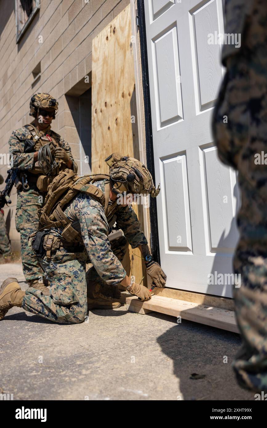 Breaching door tactics hi-res stock photography and images - Alamy