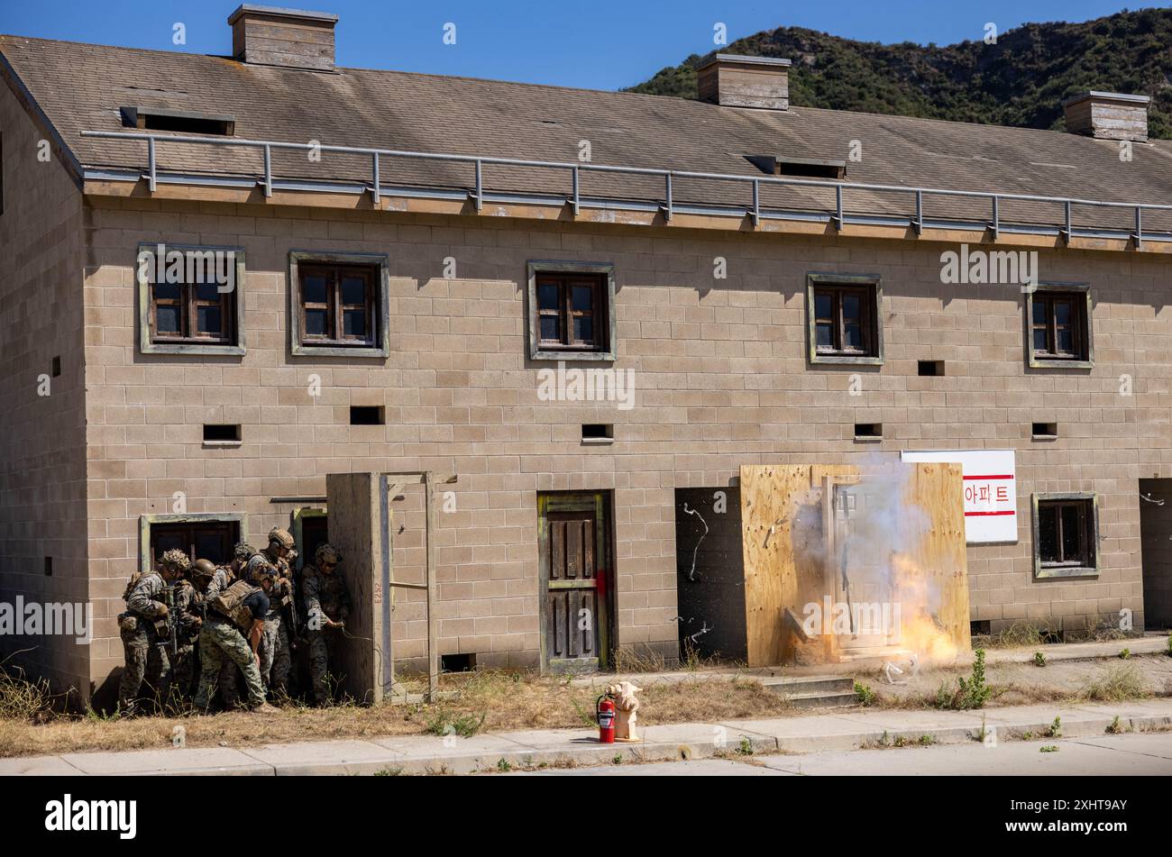 U.S. Marines with 1st Marine Division and instructors with ...