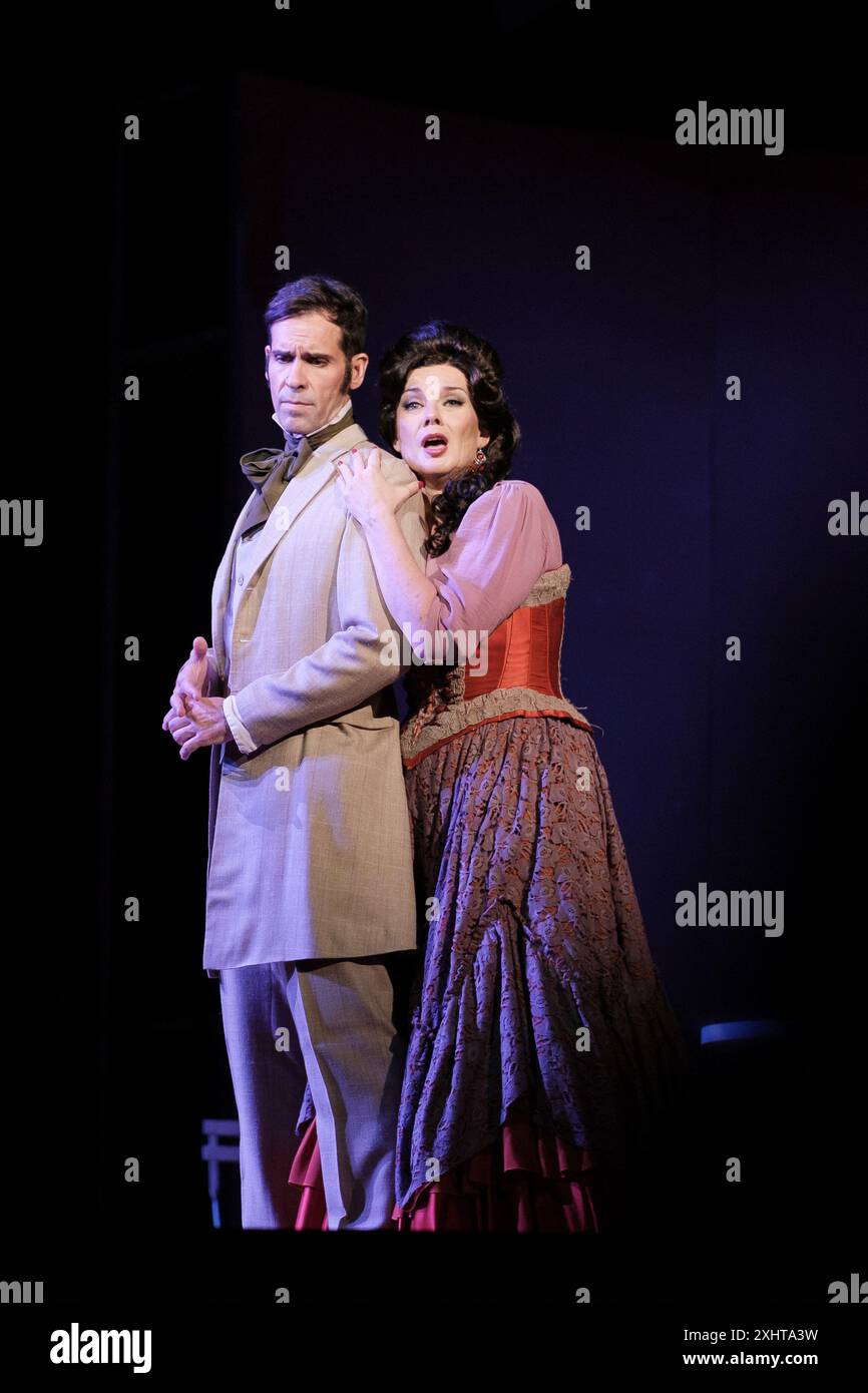 Singers perform during representation of the opera ‘Dona Francisquita ...