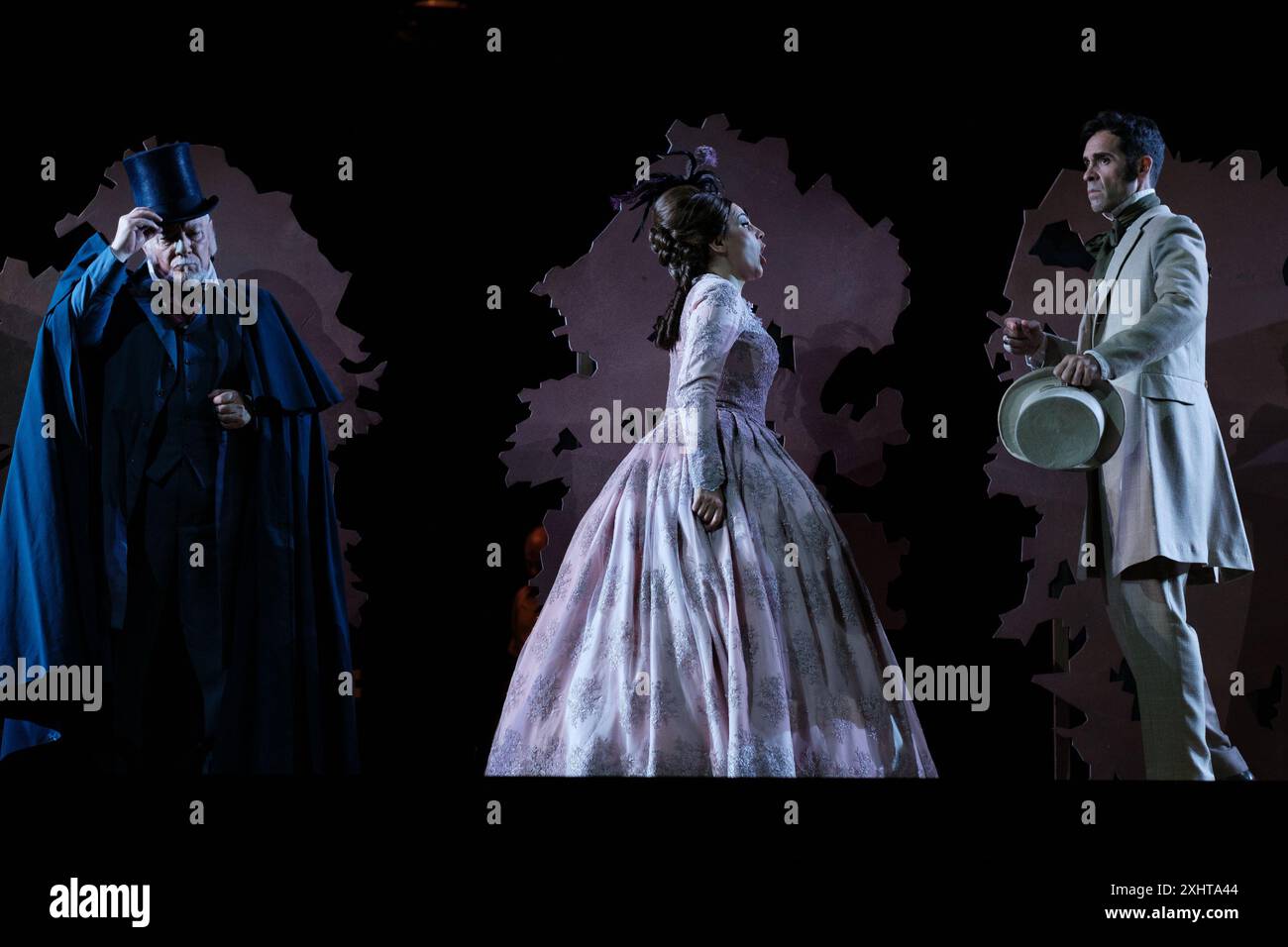 Singers perform during representation of the opera ‘Dona Francisquita ...