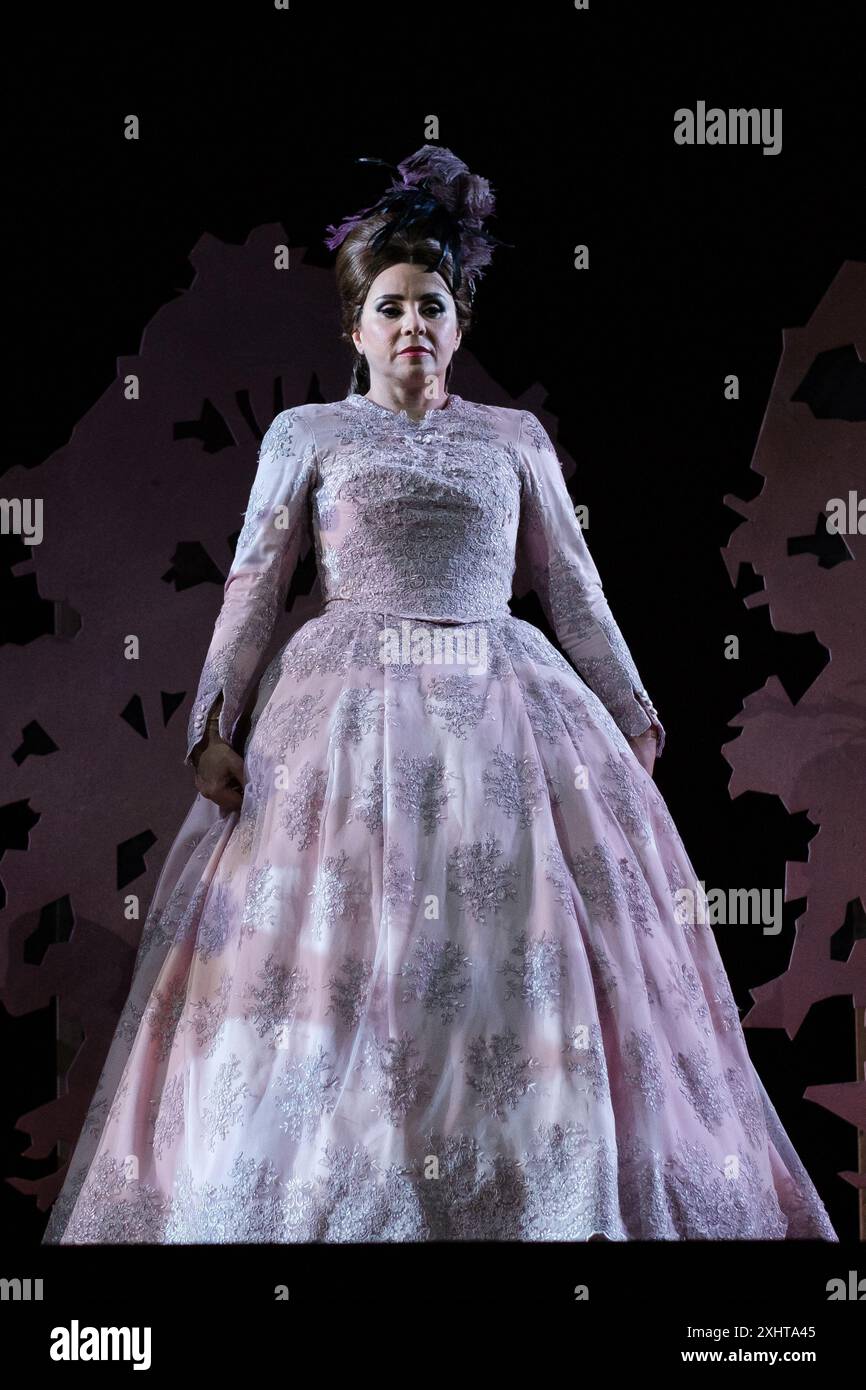 Singers perform during representation of the opera ‘Dona Francisquita ...