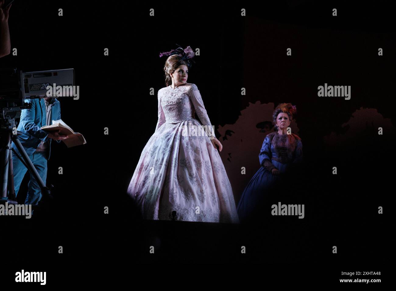 Singers perform during representation of the opera ‘Dona Francisquita ...