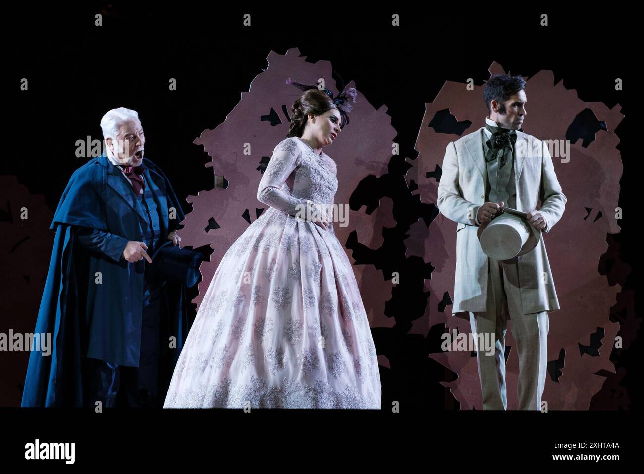 Singers perform during representation of the opera ‘Dona Francisquita ...