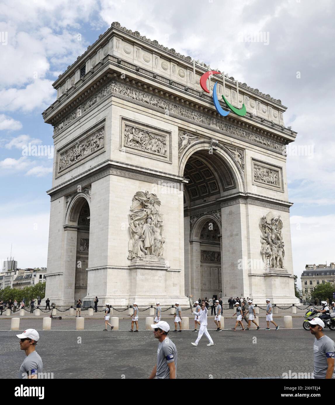 A runner waves in front of the Arc de Triomphe during the Paris Olympic ...