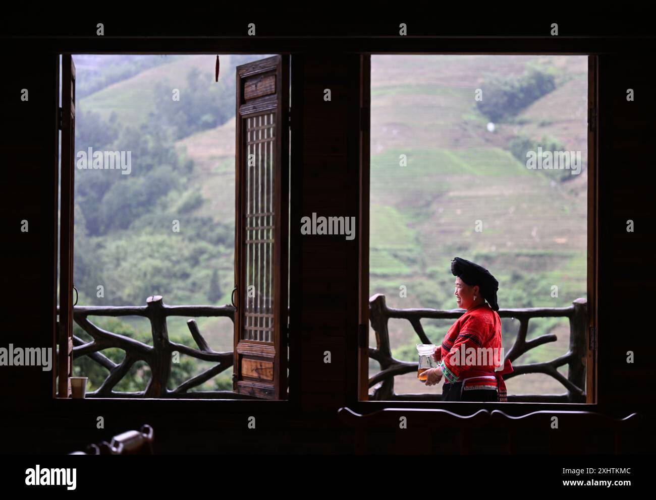 (240716) -- BEIJING, July 16, 2024 (Xinhua) -- Pan Baofen brews tea at ...