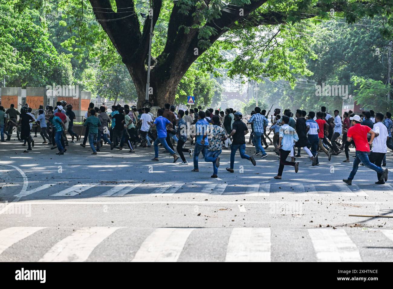 Dhaka, Bangladesh. 15th July, 2024. Anti-quota protesters and students ...