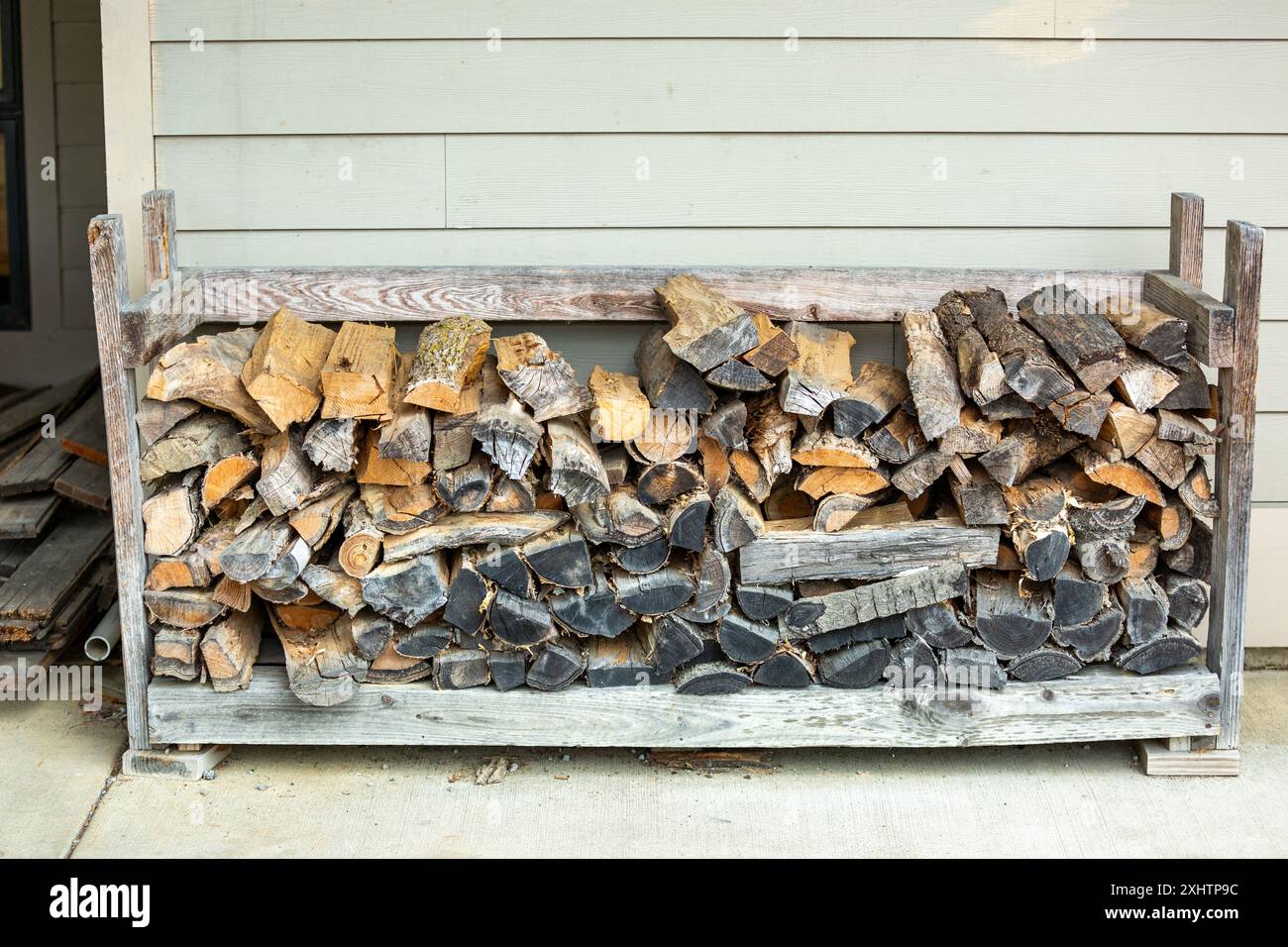 Firewood rack hi-res stock photography and images - Alamy