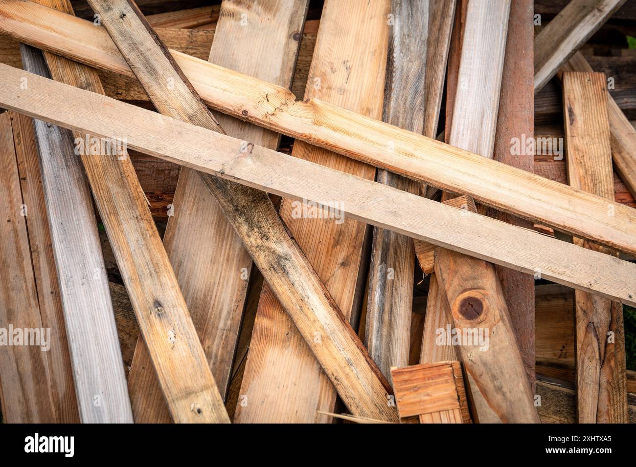 Wooden boards for construction, surplus and waste Stock Photo - Alamy