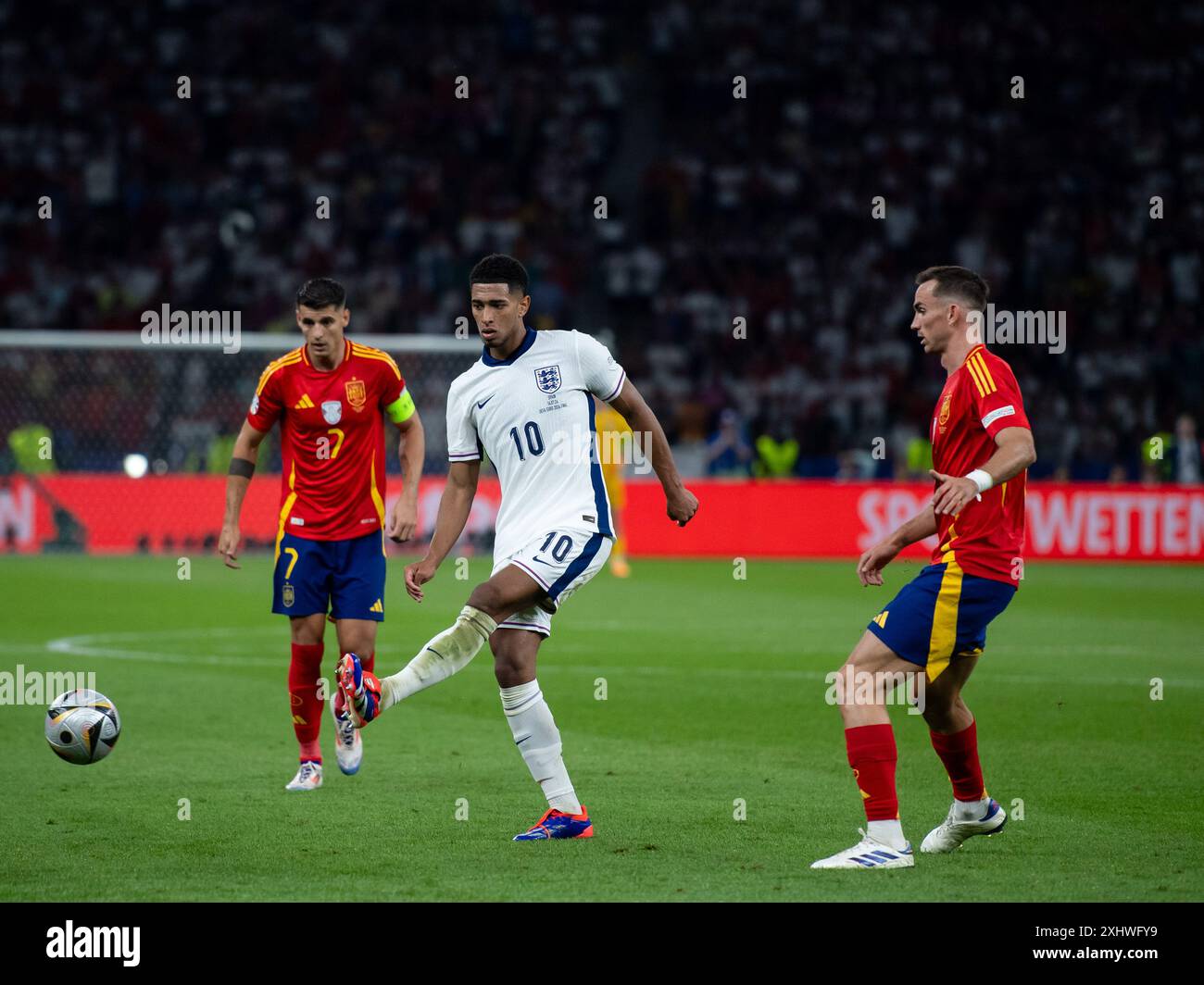 Jude Bellingham (England, #10) am Ball, dahinter Alvaro Borja Morata (Spanien, #07), GER, Spain ...